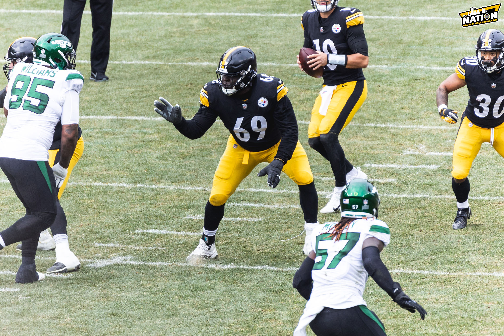 Team Reporter Thinks Steelers Have No Problem With Veteran Center Mason ...