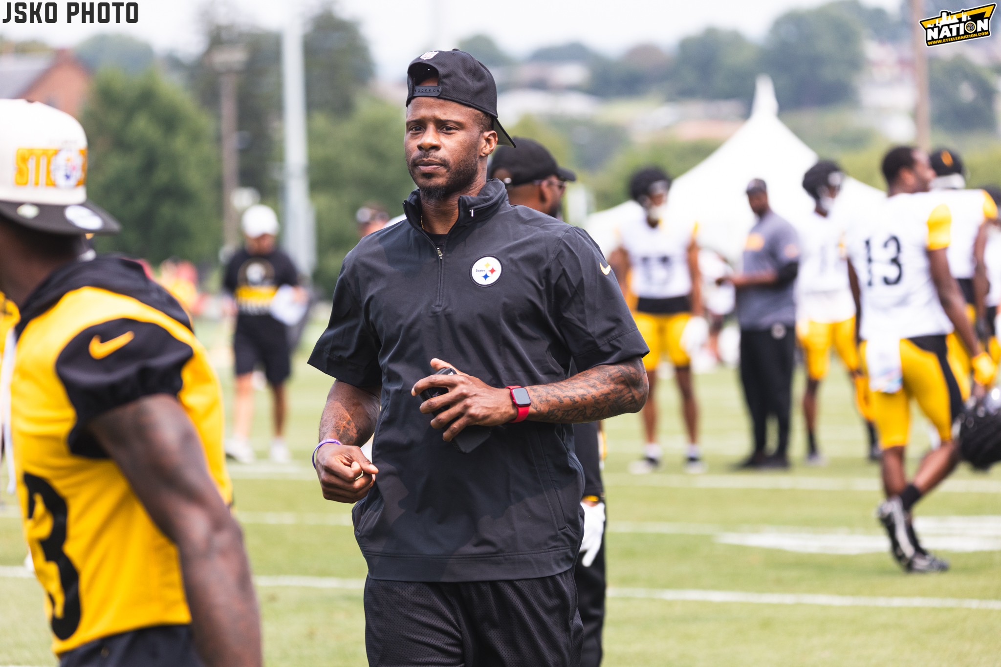 Ex-Steelers Defender Fires Unprovoked Direct Shot At Ike Taylor