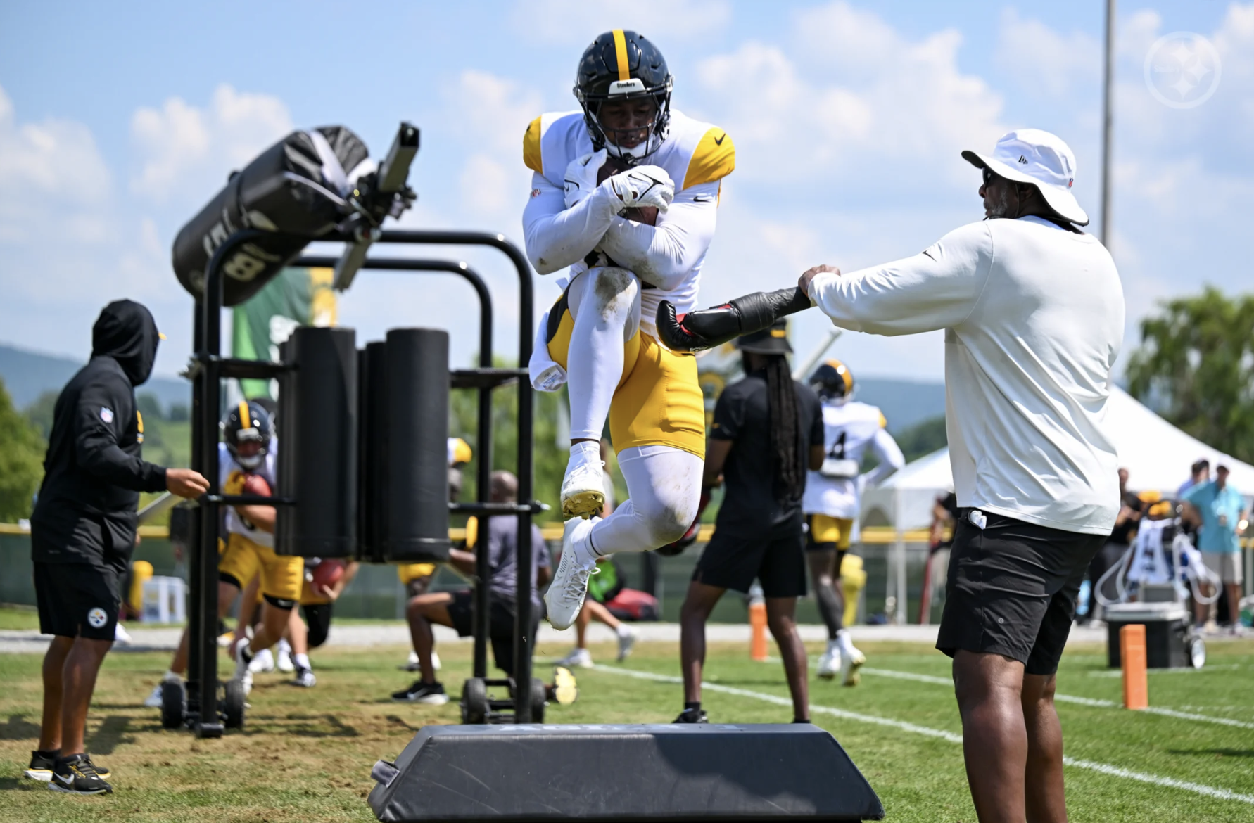 Revealing News Emerges About Steelers' Jonnu Smith And "Lingering" Injury