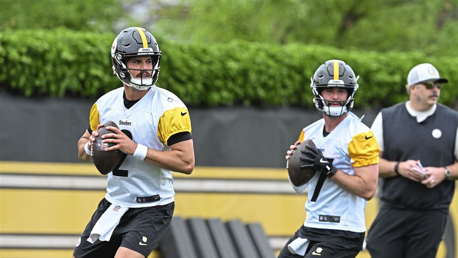 Steelers' Mason Rudolph Praises Aaron Rodgers After His First Practice ...
