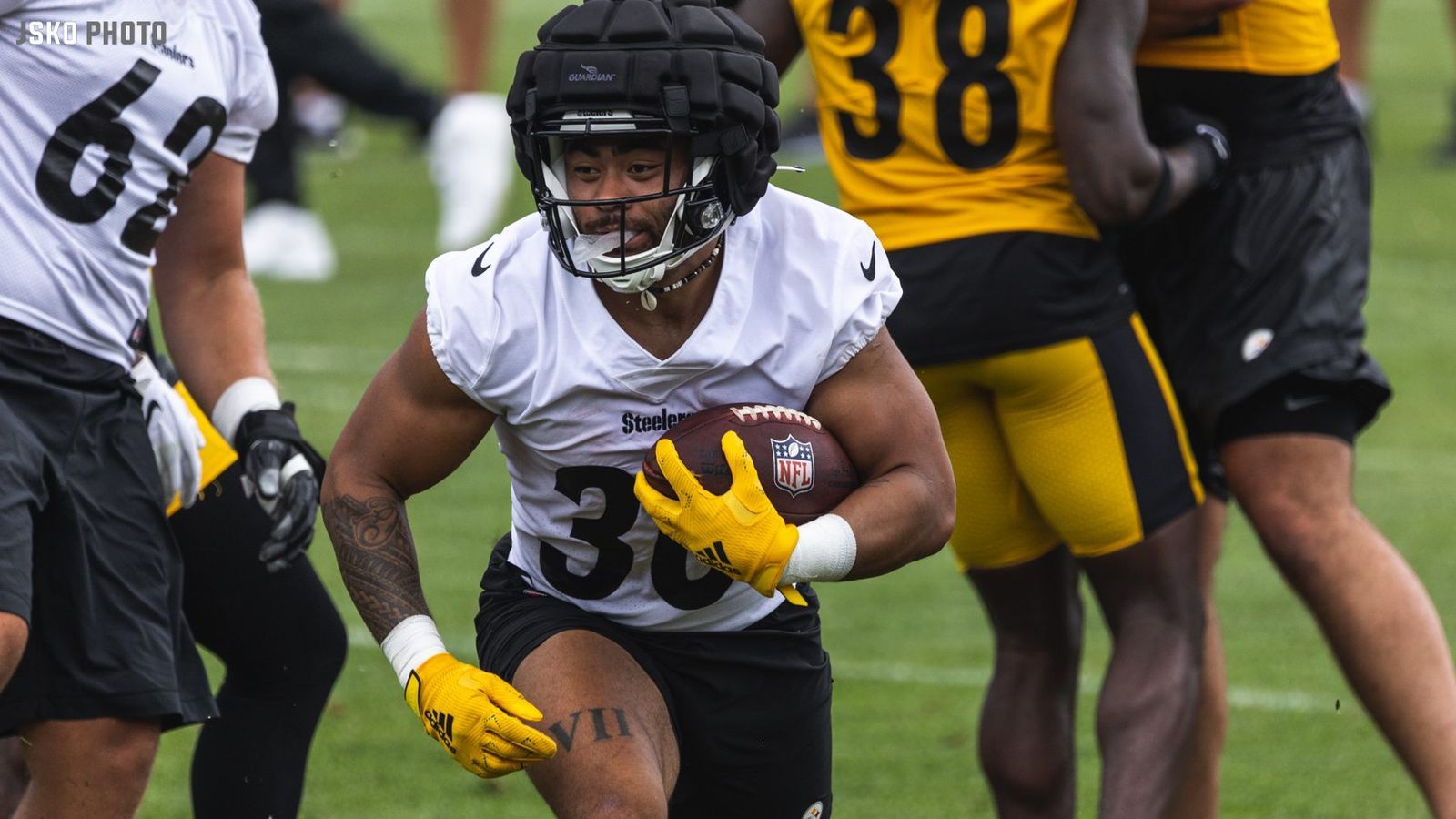 Steelers’ Jaylen Warren Gets Some Revenge As He Flexes On Elandon ...