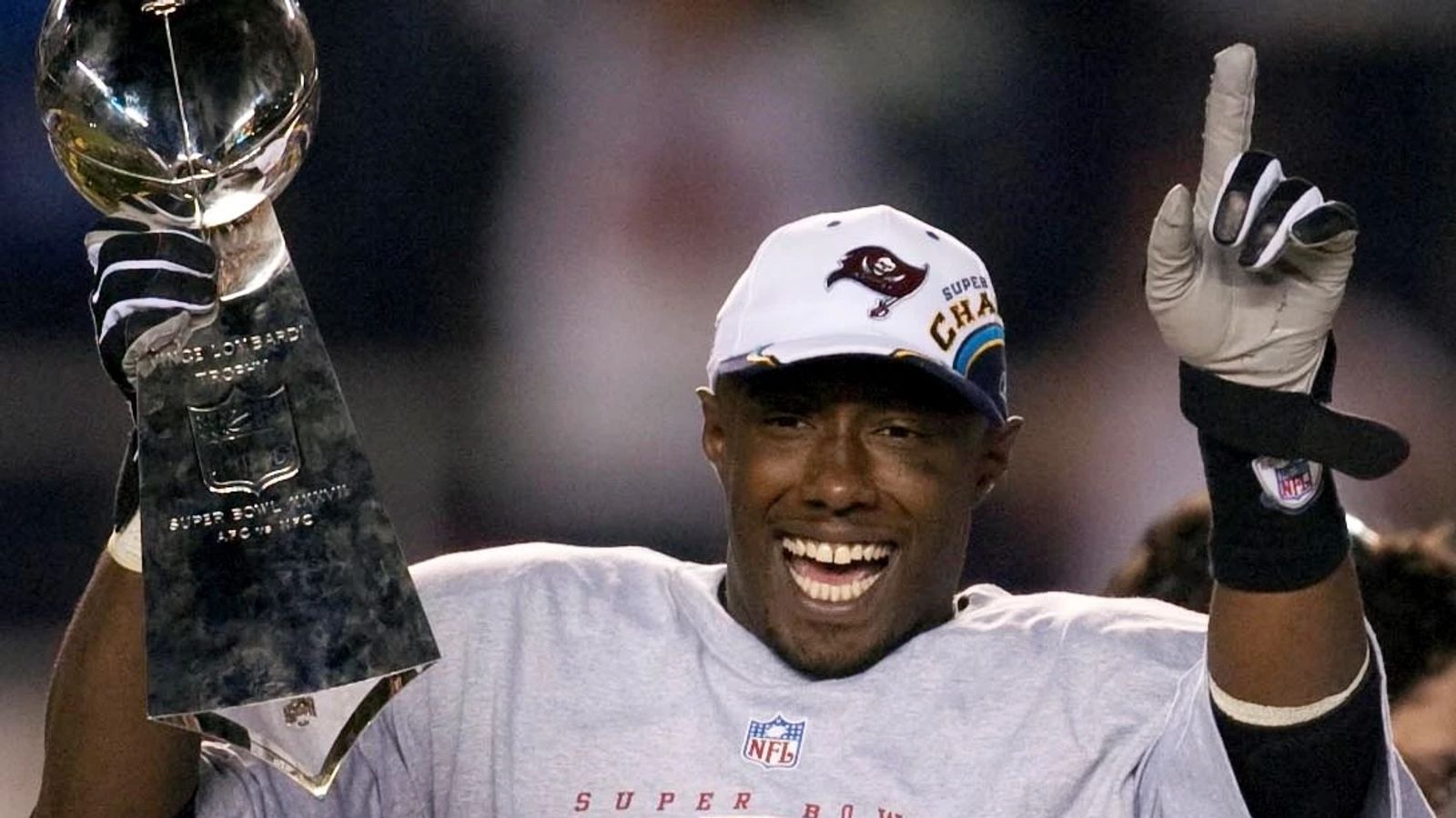 The Steelers Were Minutes Away From Signing Super Bowl MVP Dexter ...