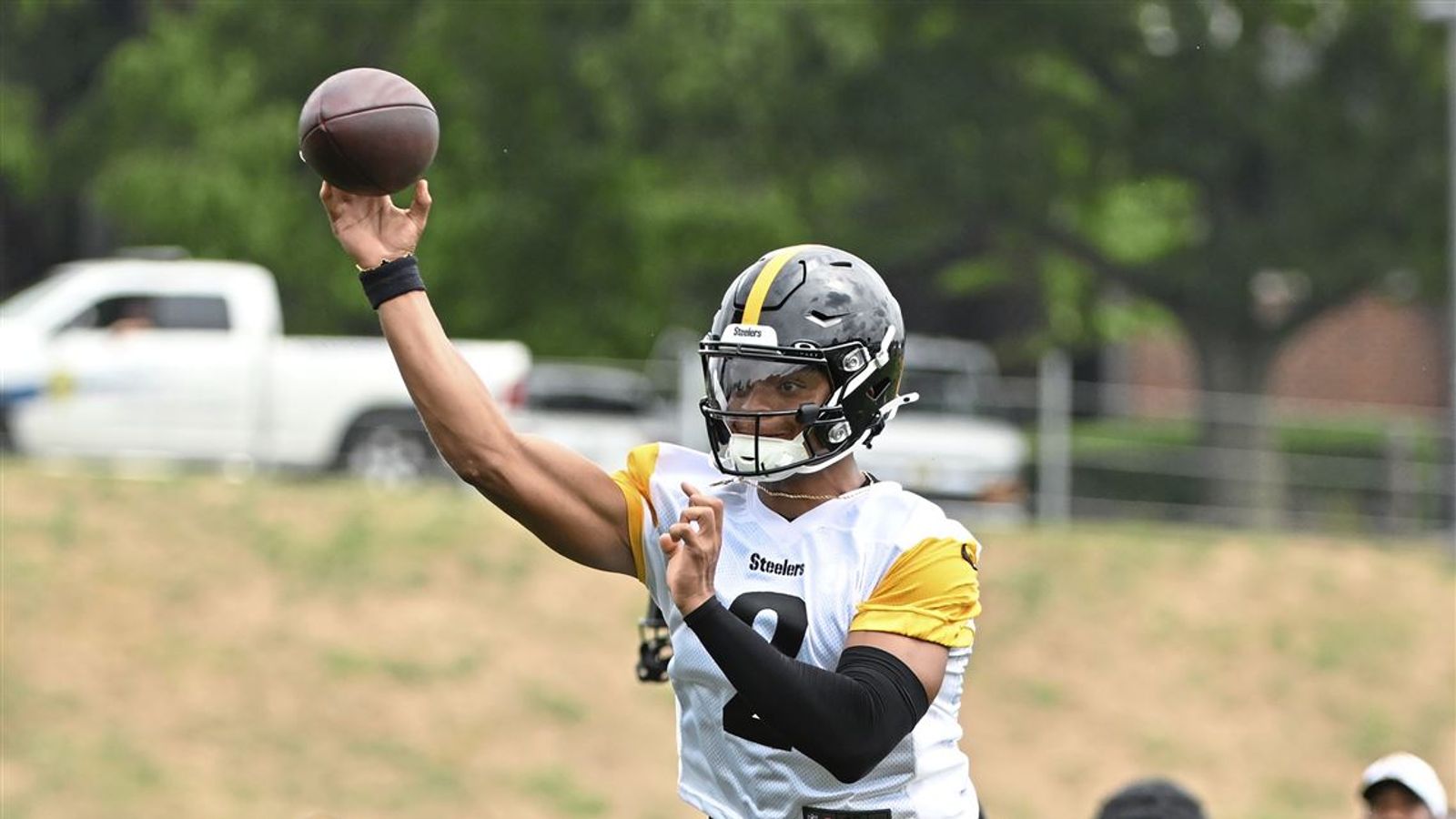 Steelers' Justin Fields Provides An Advantage For Pittsburgh's Defense ...