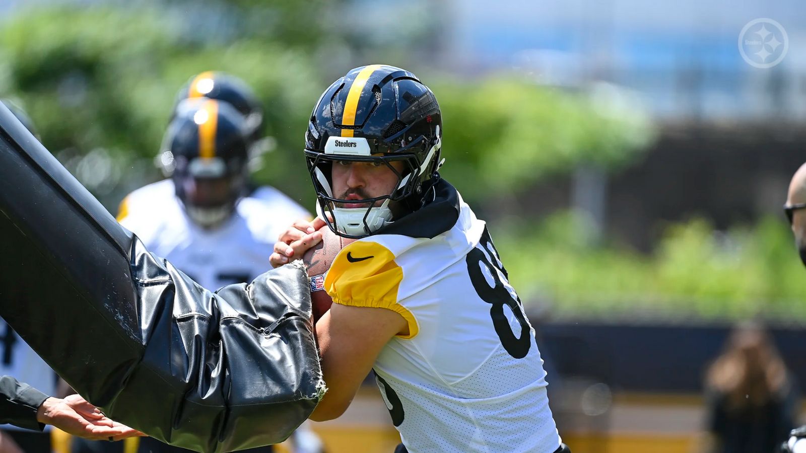 Steelers' Pat Freiermuth Shows Love To Biggest Rival: "He's A Beast"